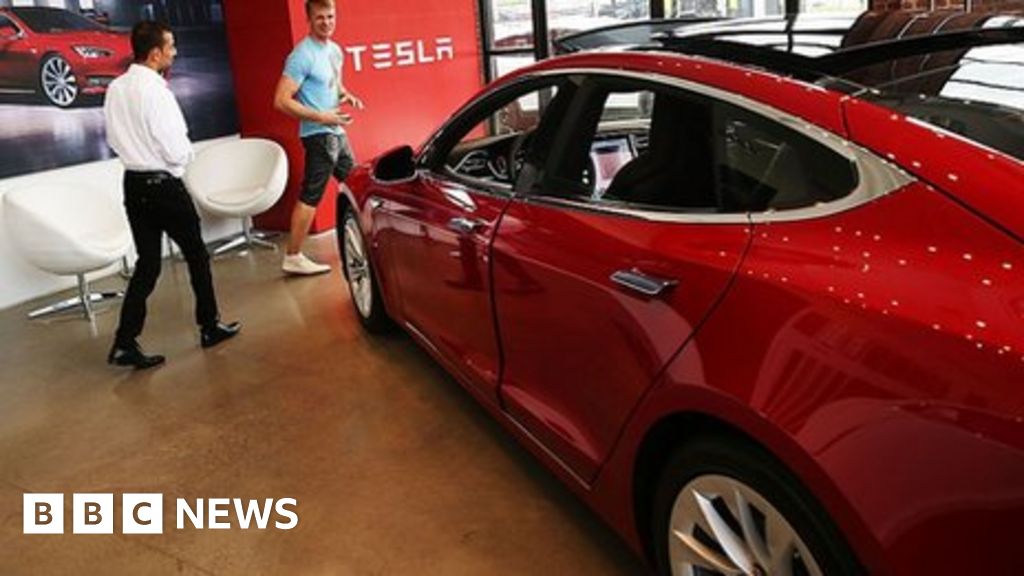 Tesla Autopilot safety row escalates - BBC News