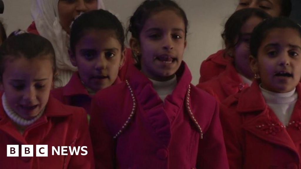 Helping Syria's child refugees with music - BBC News