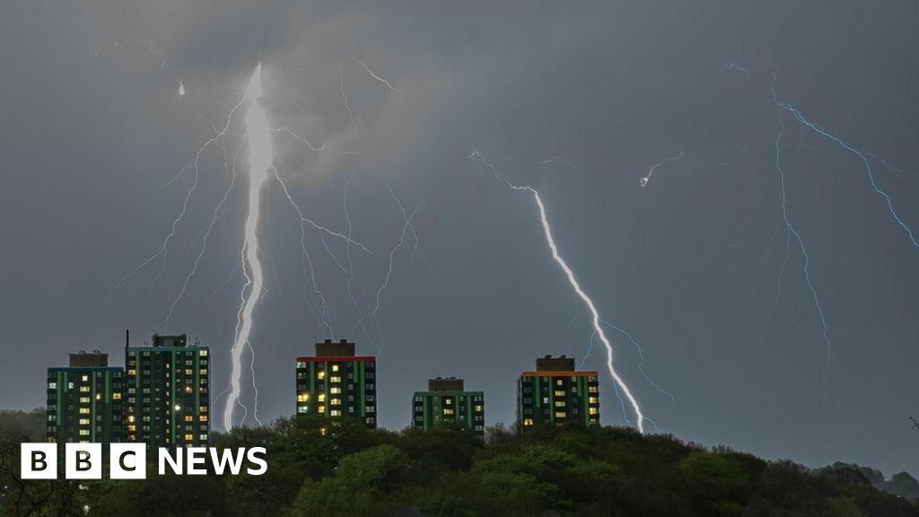 Major storm brings thunder and lightning to Yorkshire - BBC News