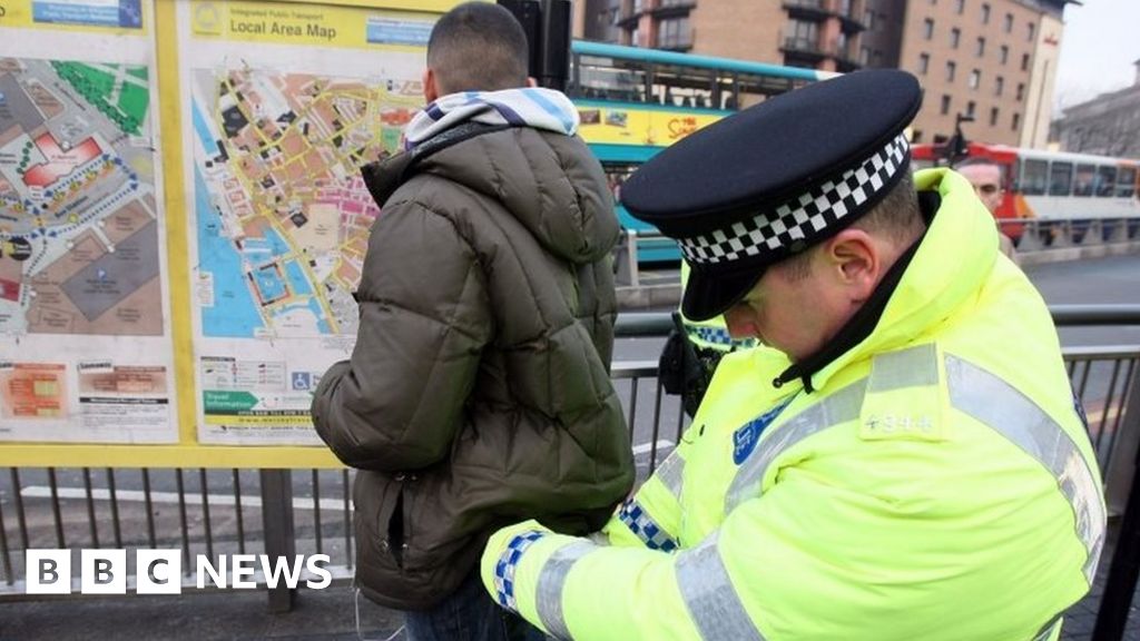 Knife crime: Should stronger stop and search powers be used? - BBC News