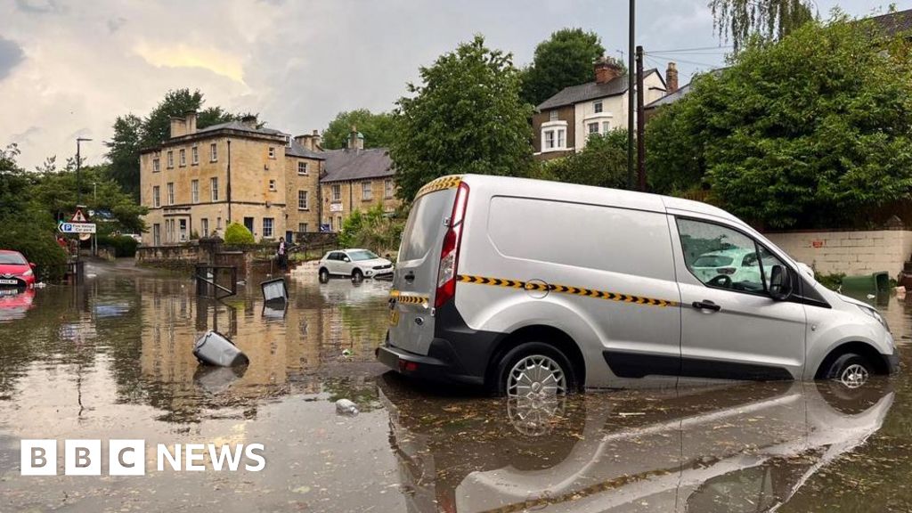 Stroud town centre hit by flooding after heavy rain - BBC News
