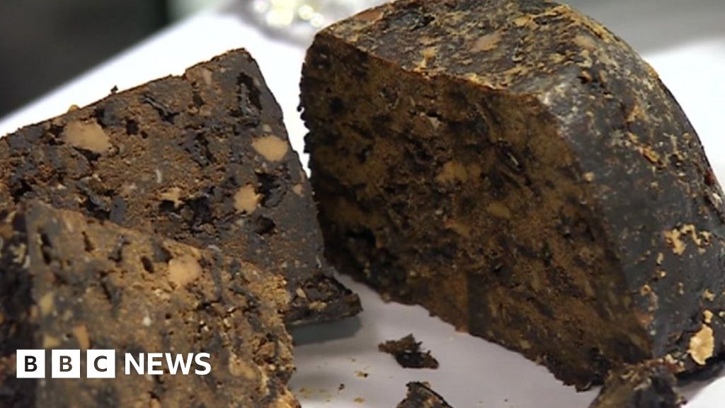Decades-old Christmas pudding tastes 'amazing' - BBC News