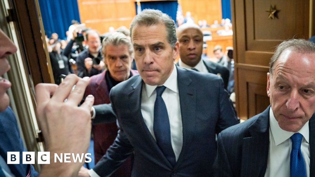 The moment Hunter Biden makes surprise appearance at his contempt hearing - BBC News