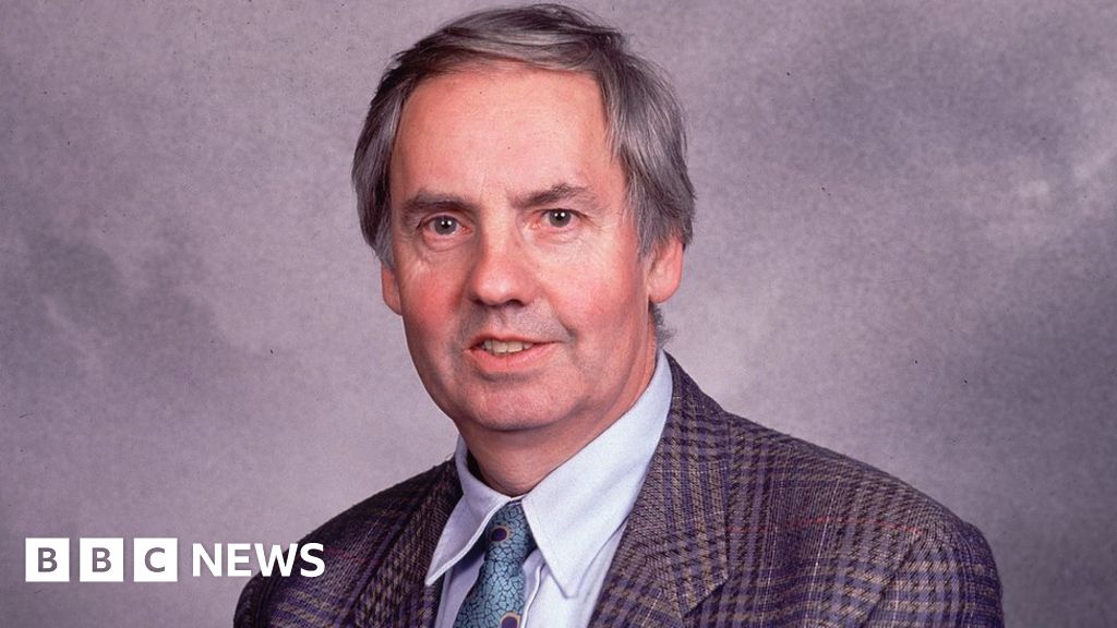 Former Llanelli MP Denzil Davies dies aged 80 - BBC News