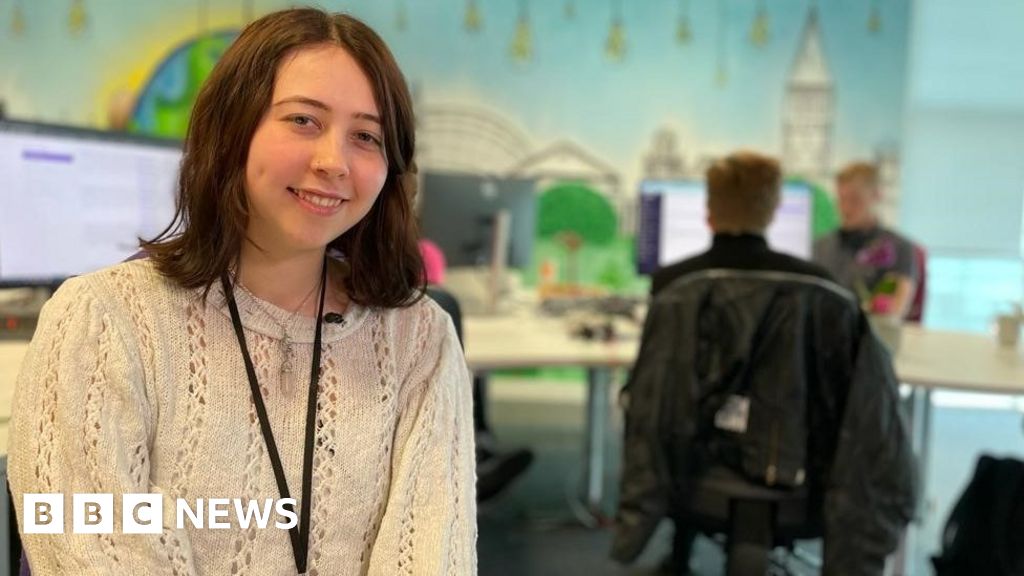 Energy bills: Behind the scenes in Octopus Energy's call centre