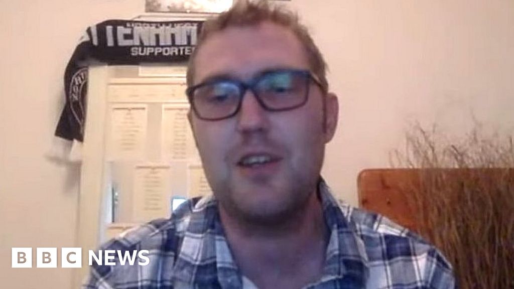 Coronavirus lockdown pub quizmaster Jay Flynn becomes MBE - BBC News