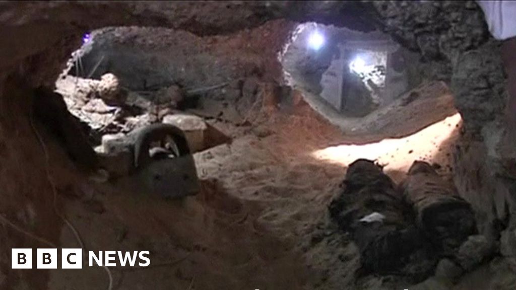Mummies in ancient Egypt burial site - BBC News