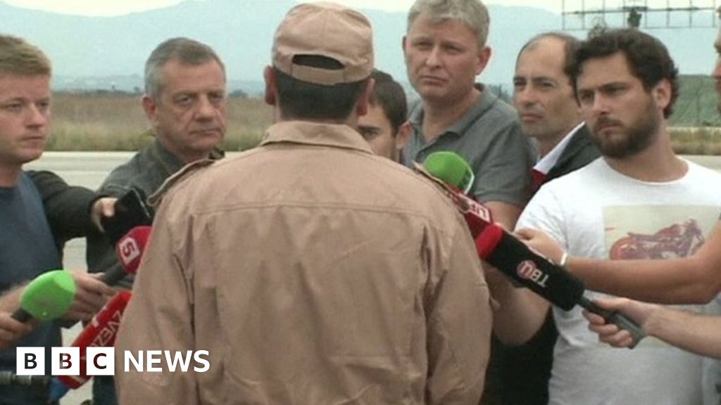 'No warning' - Russian pilot shot down by Turkey on Syria border - BBC News