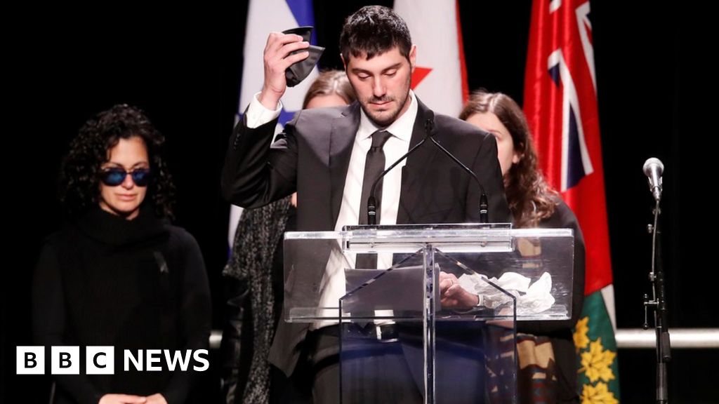 Barry and Honey Sherman: Thousands mourn Canadian billionaires - BBC News