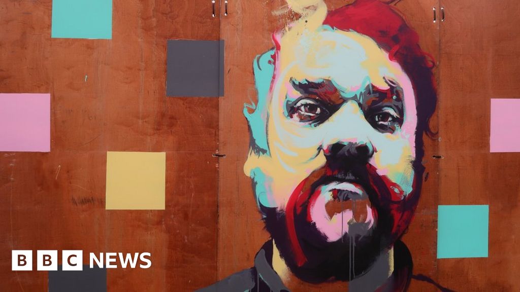 Scott Hutchison mural unveiled in Glasgow - BBC News