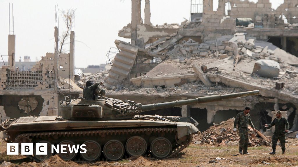 Syria war: IS militants 'leave Damascus suburbs' - BBC News