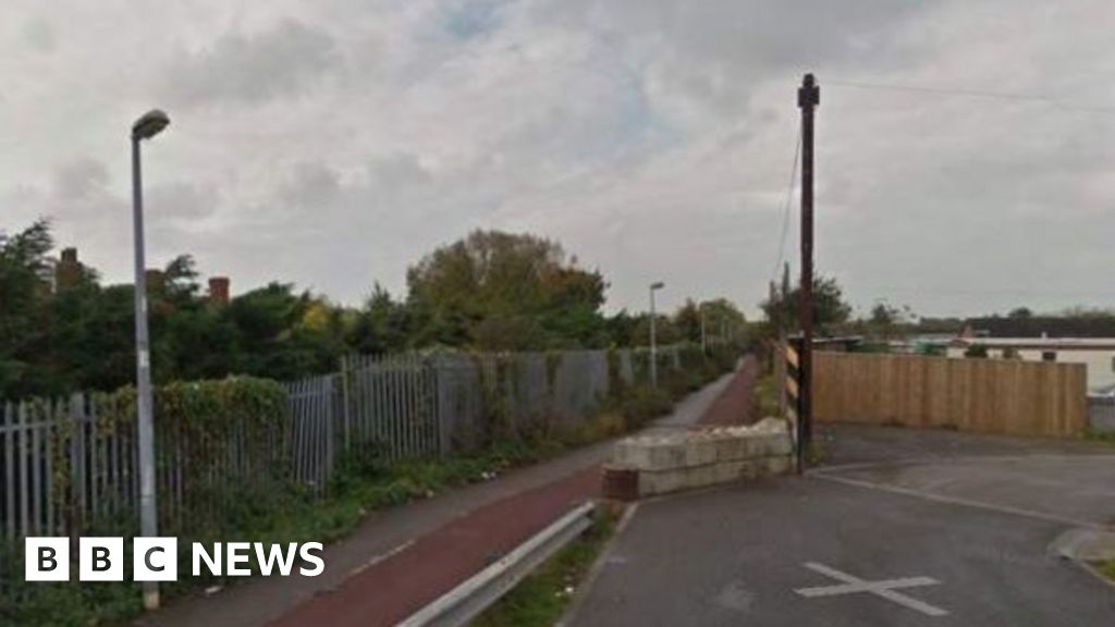 Cyclist hurt by wire across Hull path at head height - BBC News