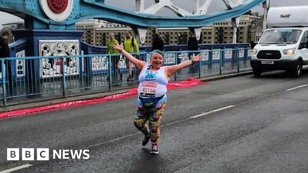 London Marathon: Slow runner's 'brutal' and 'lonely' experience - BBC News