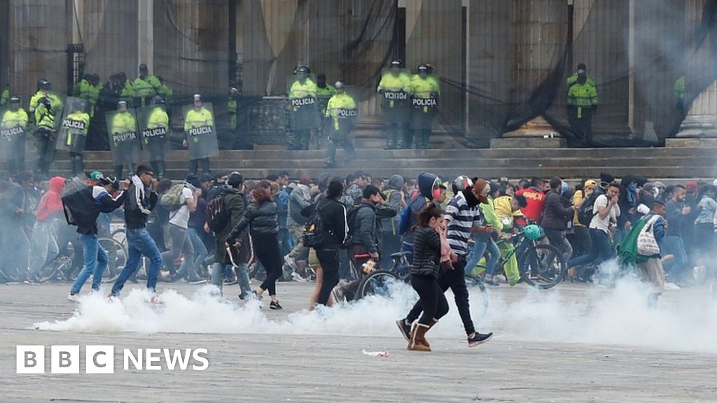 Colombia protests: Curfew covers all Bogotá amid fresh protests - BBC News