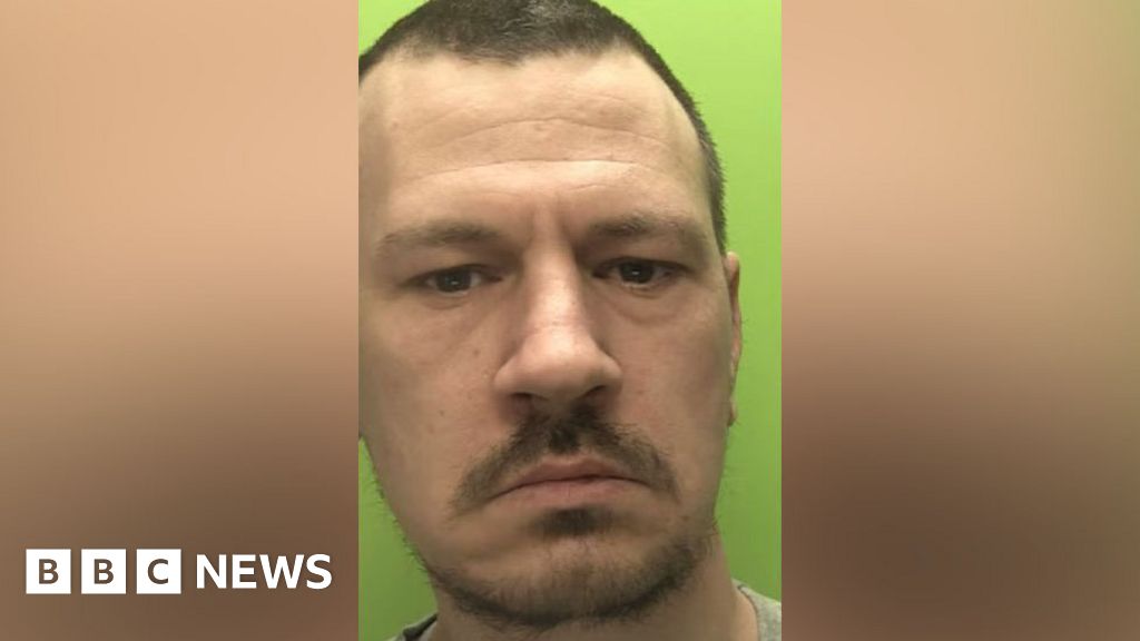 Beeston: Man who set fire to family's front door jailed - BBC News