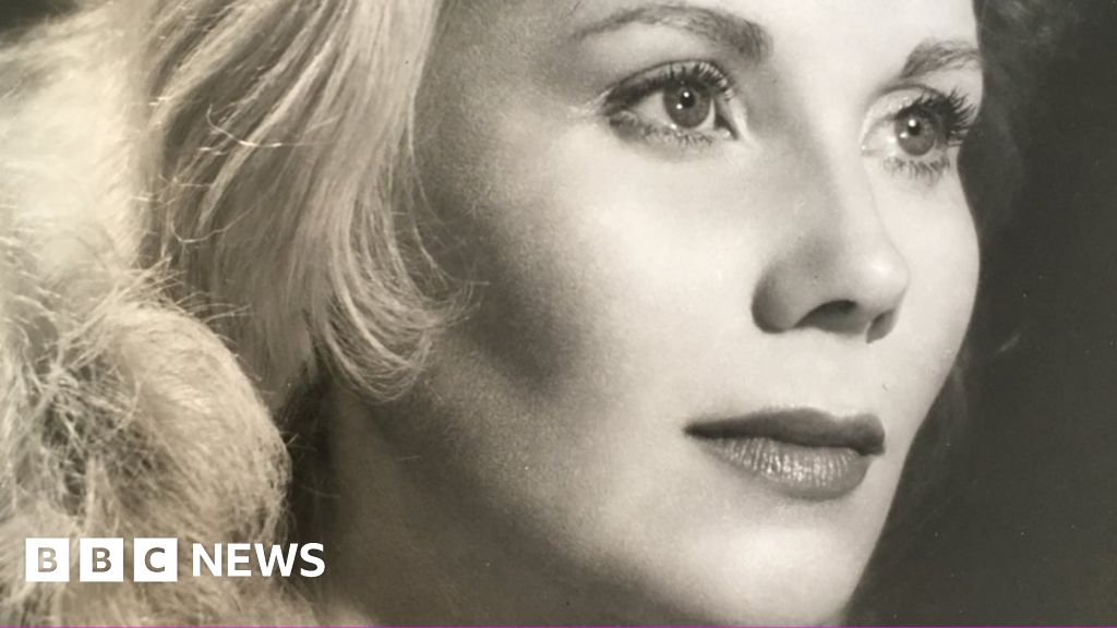 Network Rail fined £4m over level crossing death of actress - BBC News