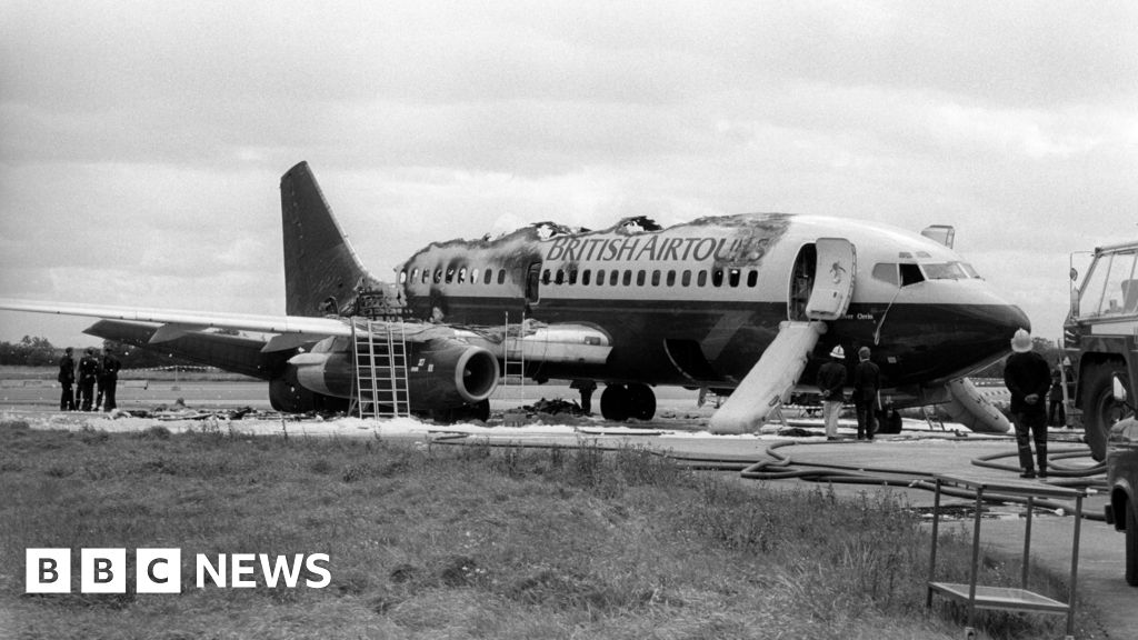 Manchester air disaster 30th anniversary - BBC News