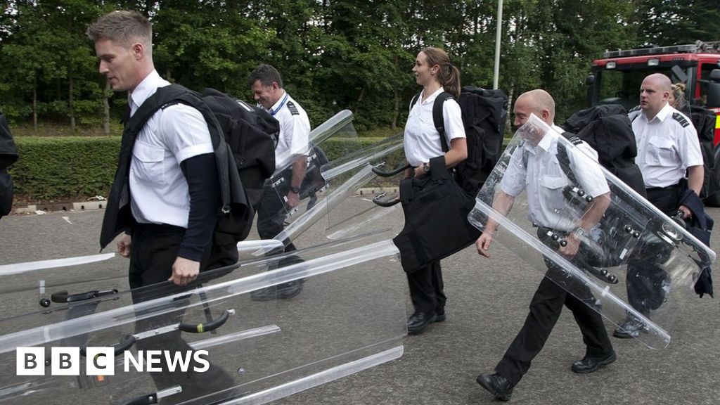 HMP The Mount: Second day of trouble at prison - BBC News