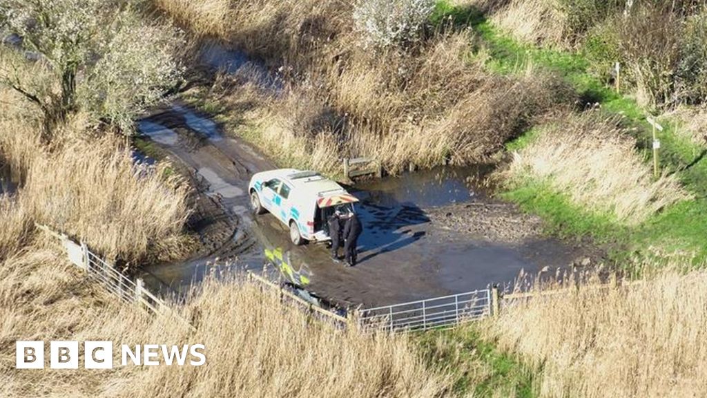 Sonar equipment used in Hickling Broad missing man search - BBC News