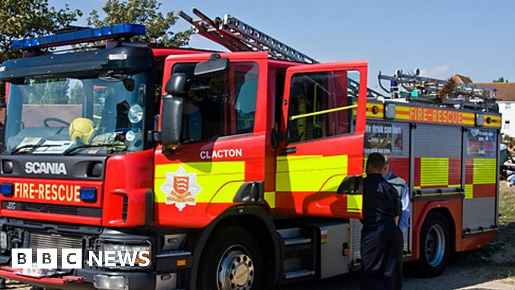Essex Fire Service rescues pair from car trapped in mud - BBC News