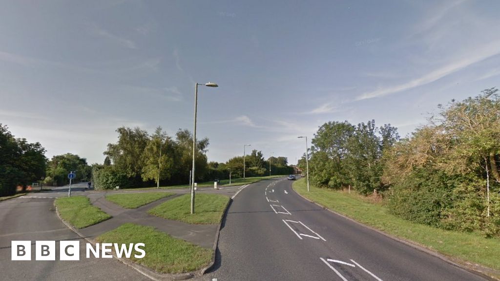 Man, 23, dies one week after two-car Basingstoke crash - BBC News