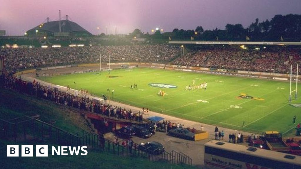 Bradford Bulls bid farewell to Odsal stadium - BBC News