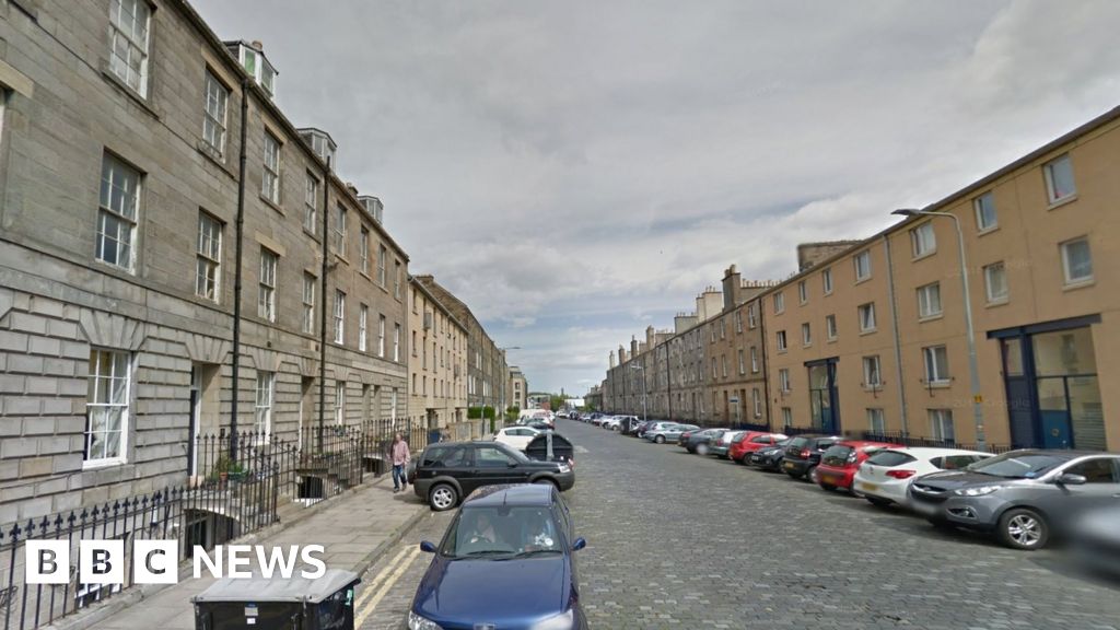 Woman in hospital after Edinburgh flat fire - BBC News