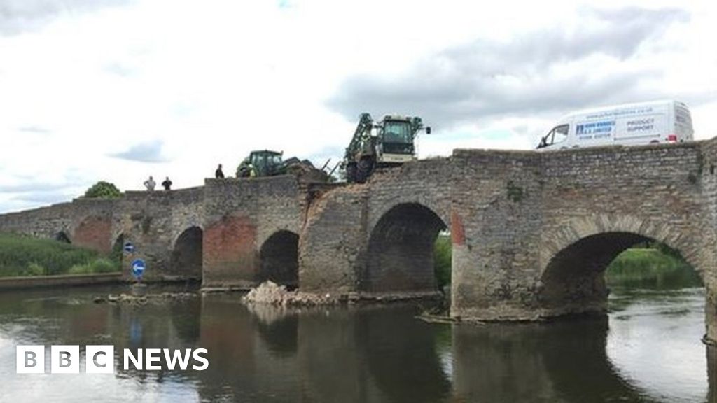Bidford-on-Avon bridge reopens after tractor crash - BBC News