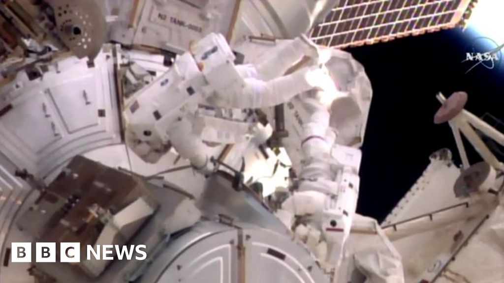 Timelapse highlights as Tim Peake assists on spacewalk - BBC News