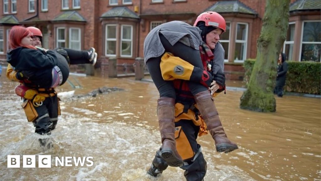Storm Desmond: Floods and disruption in pictures - BBC News