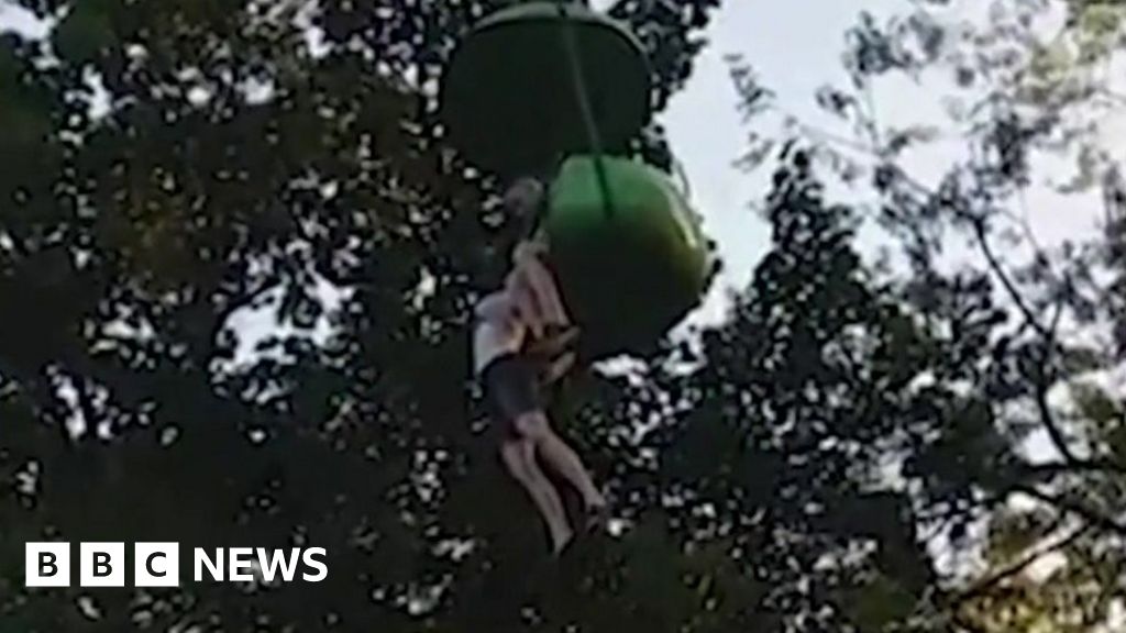 Crowd catches girl after ride fall - BBC News