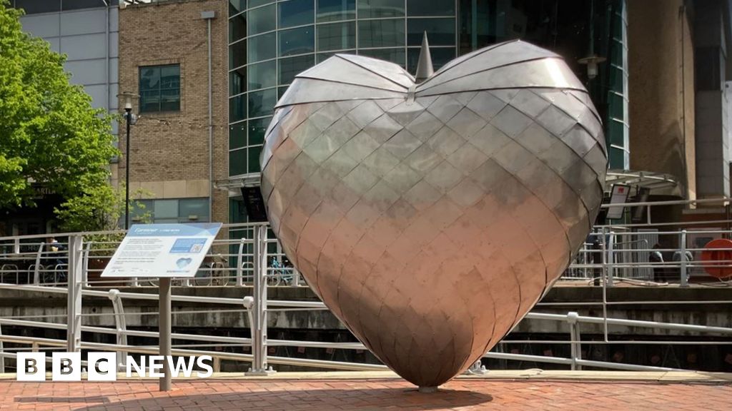 Reading sculpture made with knives unveiled in town centre - BBC News