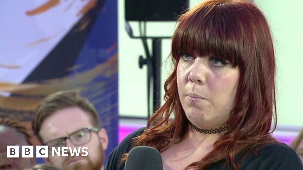 Postnatal psychosis: ‘I heard voices telling me to kill myself’ - BBC News