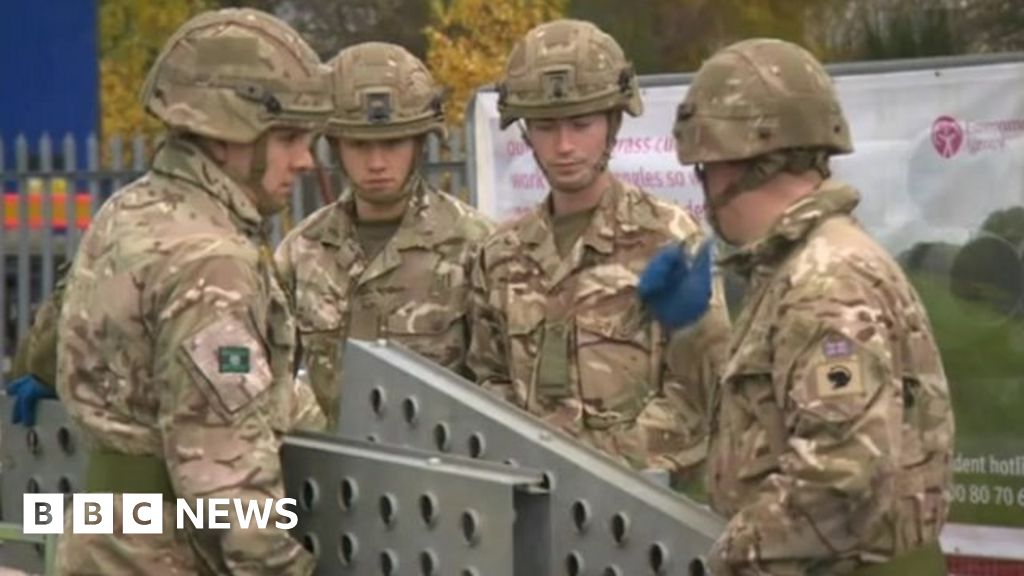 UK floods: Troops learn to build temporary flood barriers - BBC News