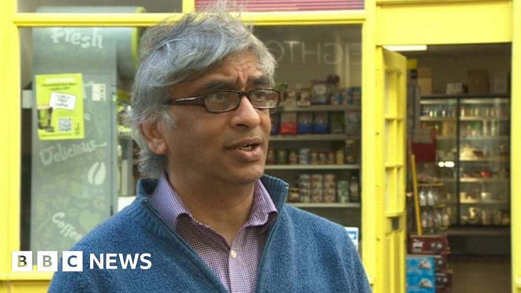 Covid: Face masks 'give thieves more confidence' say shopkeepers