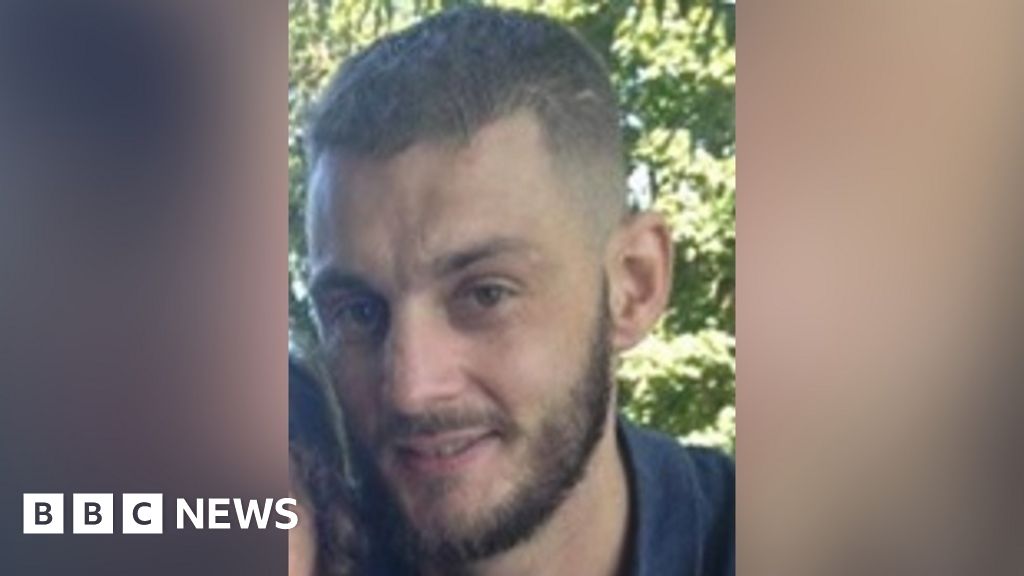 Matthew Schofield: Grieving mum seeks answers over son's death - BBC News