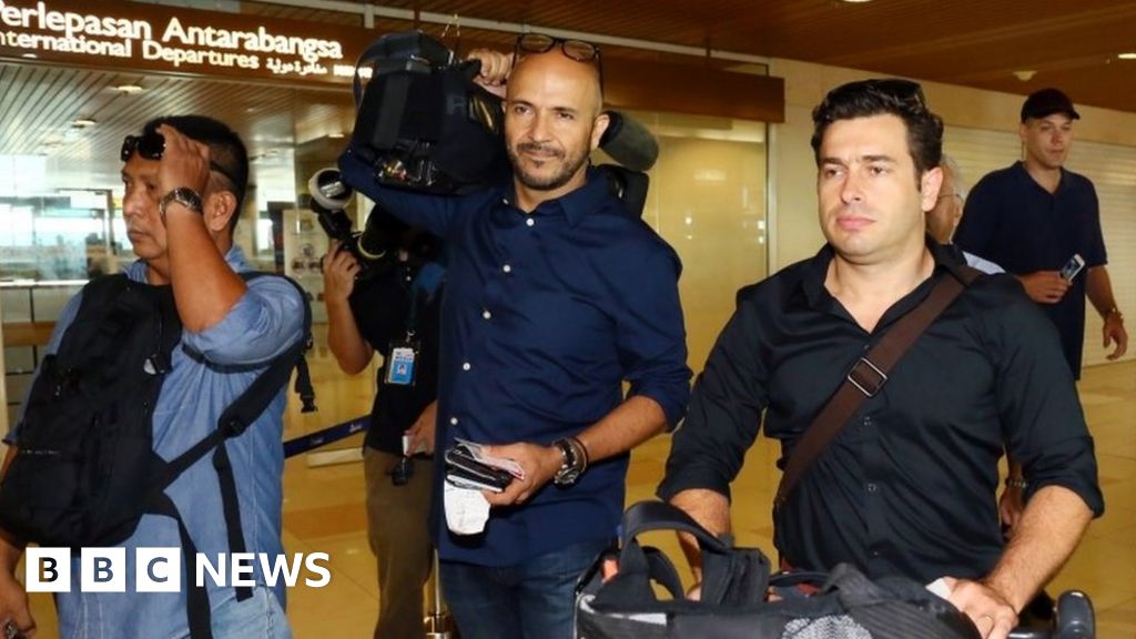 Australian journalists leave Malaysia after avoiding charges - BBC News