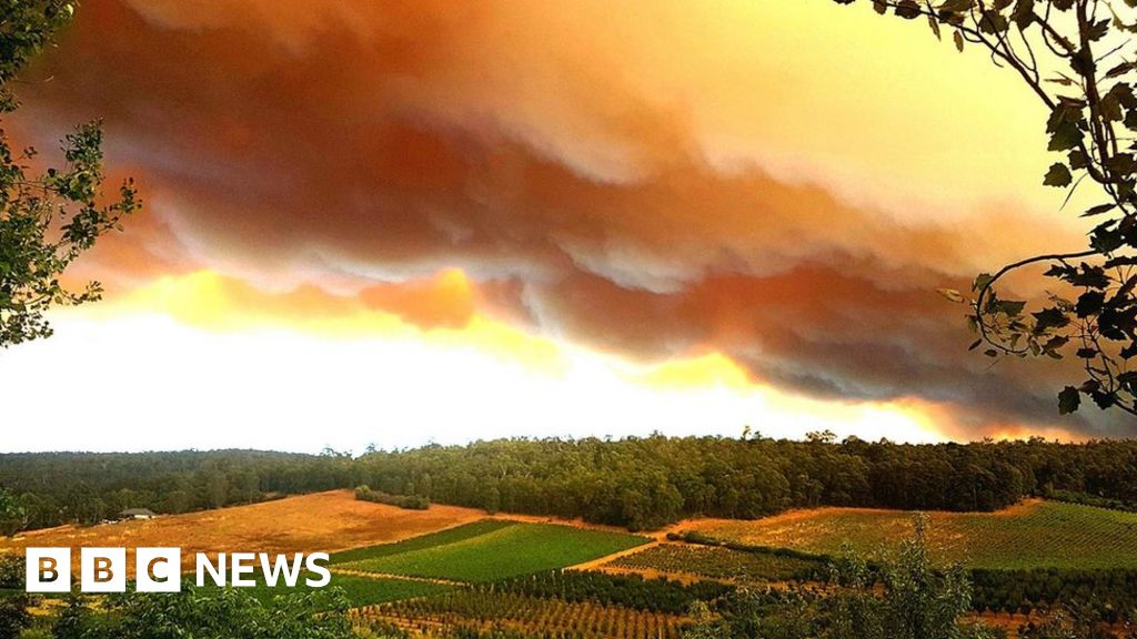 Perth bushfire paints skies 'vivid orange' - BBC News