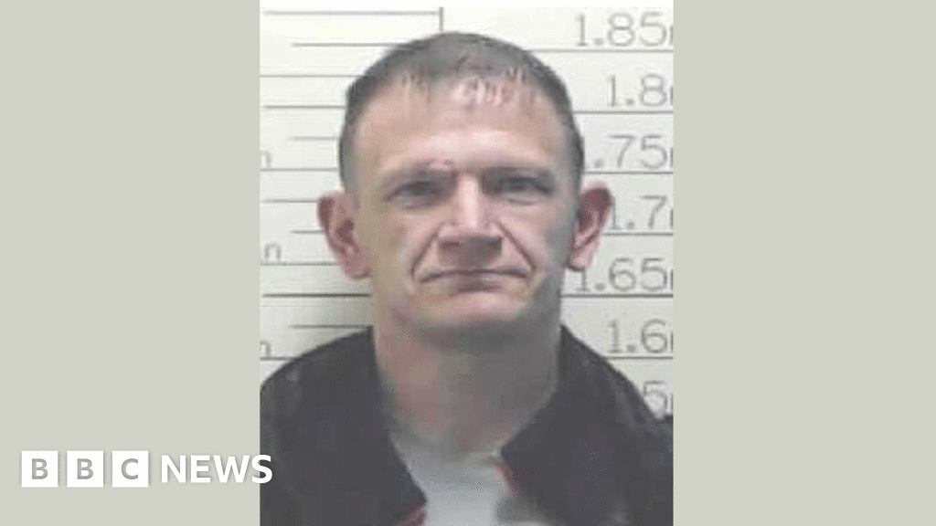 Absconder Brian Traynor given extra prison sentence - BBC News