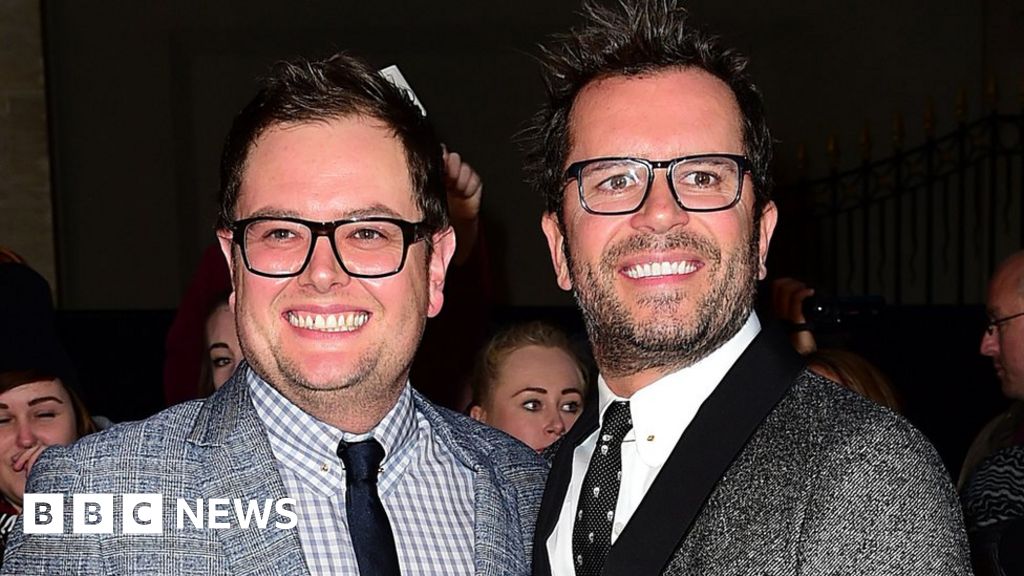 Alan Carr gets married to long-term boyfriend in LA - BBC News