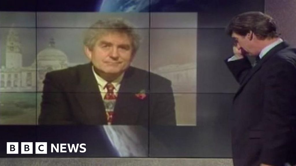Rhodri Morgan: 'I wasn't late, the Queen was early' - BBC News
