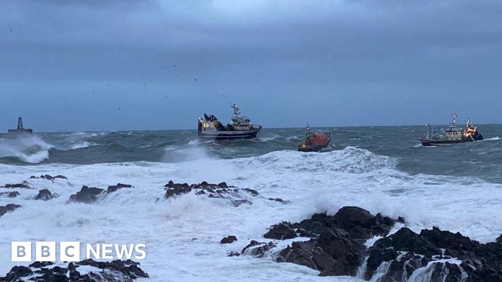 Fishing crew rescued in treacherous conditions off Peterhead - BBC News