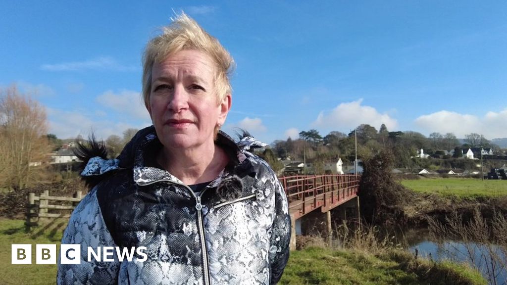 Villagers call for new footbridge between two Devon villages - BBC News