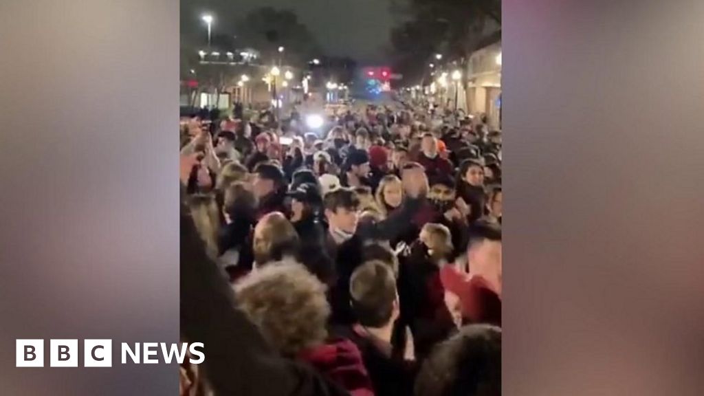 Covid-19: Alabama crowds ignore coronavirus to celebrate championship