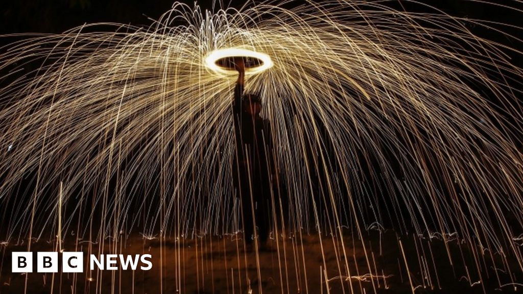 Muslims around the world mark end of Ramadan - BBC News