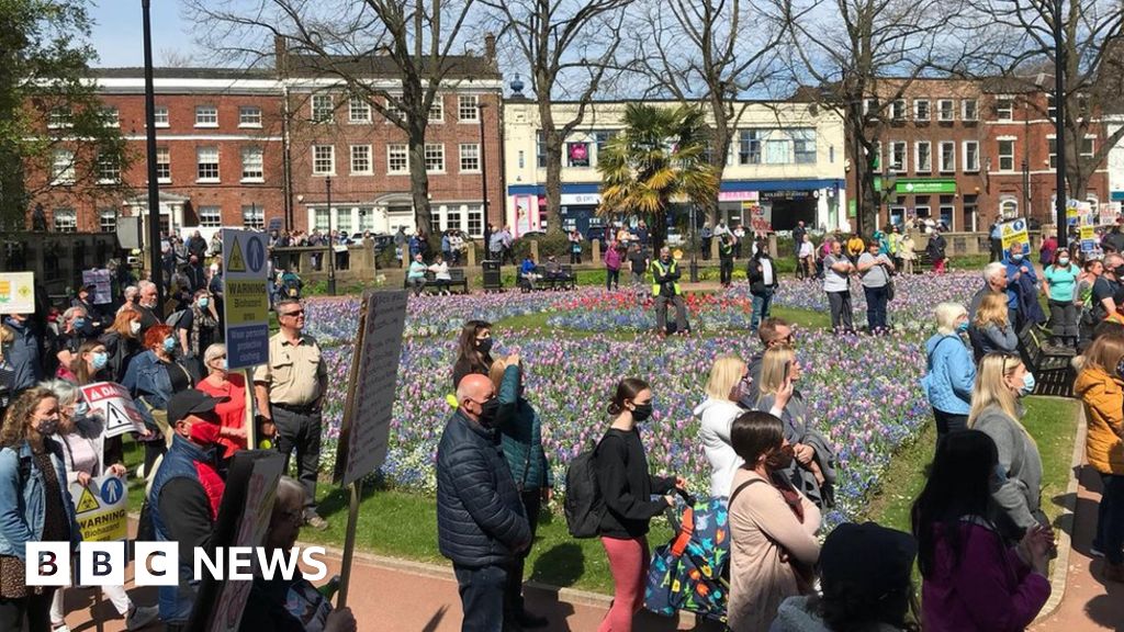 Hundreds attend protest over smelly Silverdale landfill site - BBC News