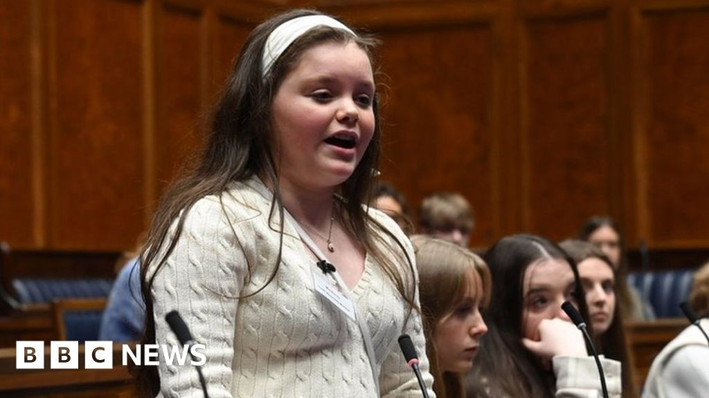 Northern Ireland Youth Assembly members meet at Stormont - BBC News