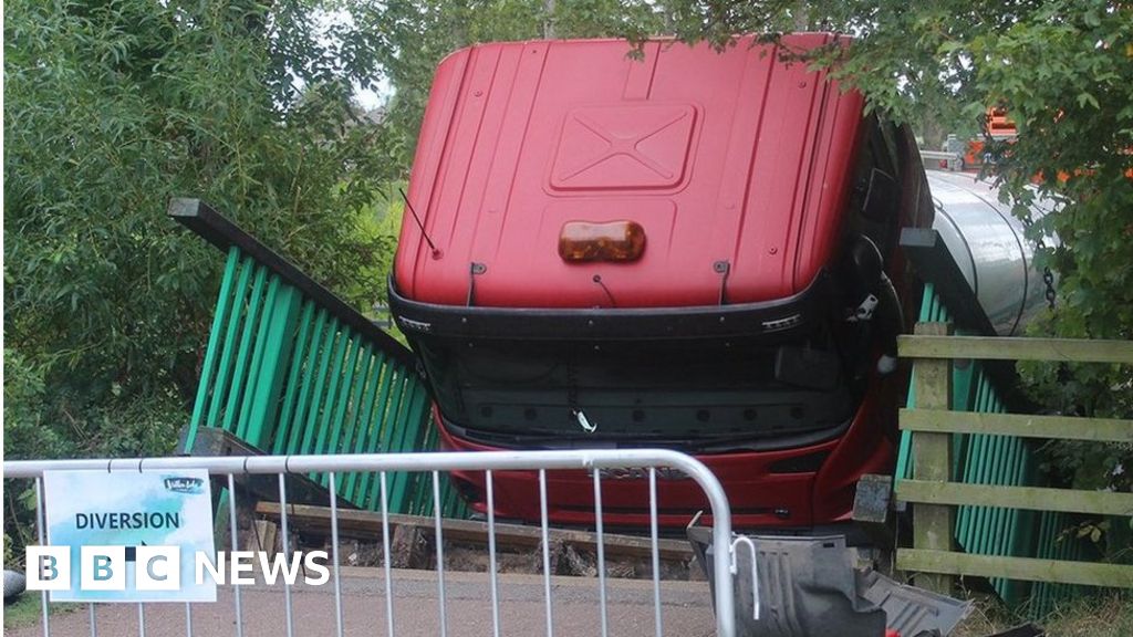 Tanker causes Milton Keynes footbridge collapse - BBC News