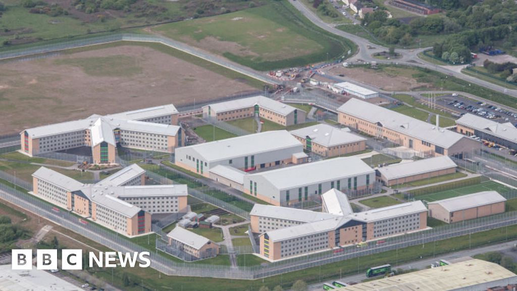 HMP Berwyn: Prison staff training after inmate affairs - BBC News
