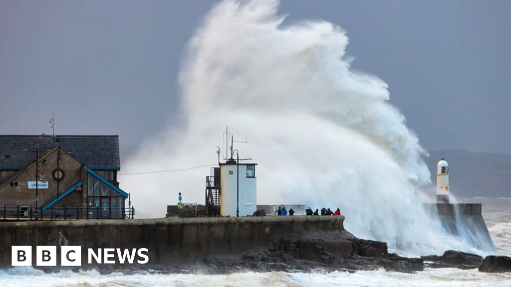 Weather: Warning strong wind gusts could disrupt travel - BBC News